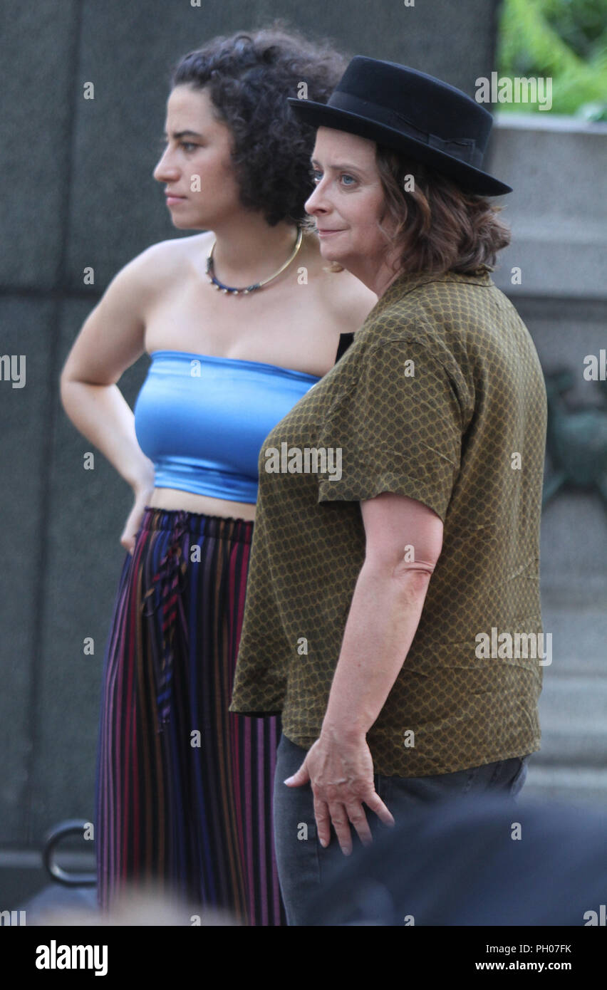 New York, NY, USA. 28th Aug, 2018. Iiana Glazer, Rachel Dratch shooting ...