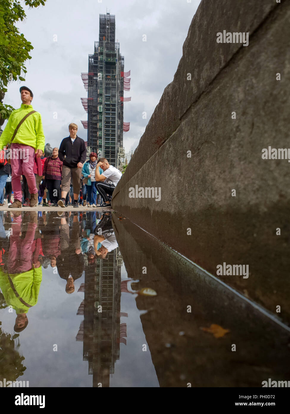 Big ben reflection in puddle hi-res stock photography and images - Alamy
