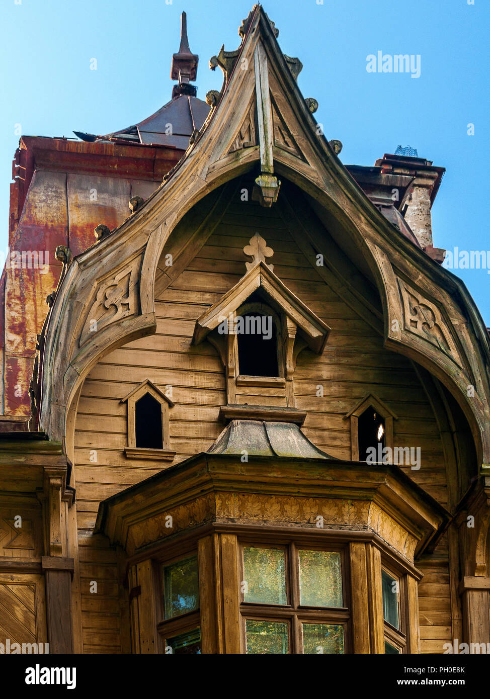 Two storey bay window hi-res stock photography and images - Alamy