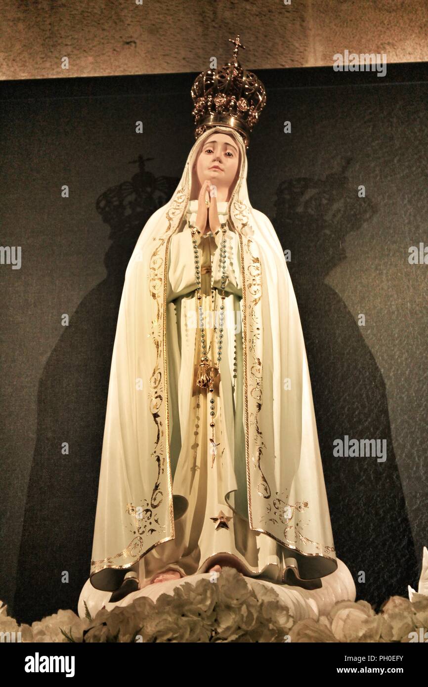 Our lady of fatima statue crown hi-res stock photography and images - Alamy