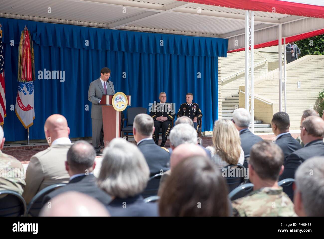 Pentagon courtyard hi-res stock photography and images - Alamy