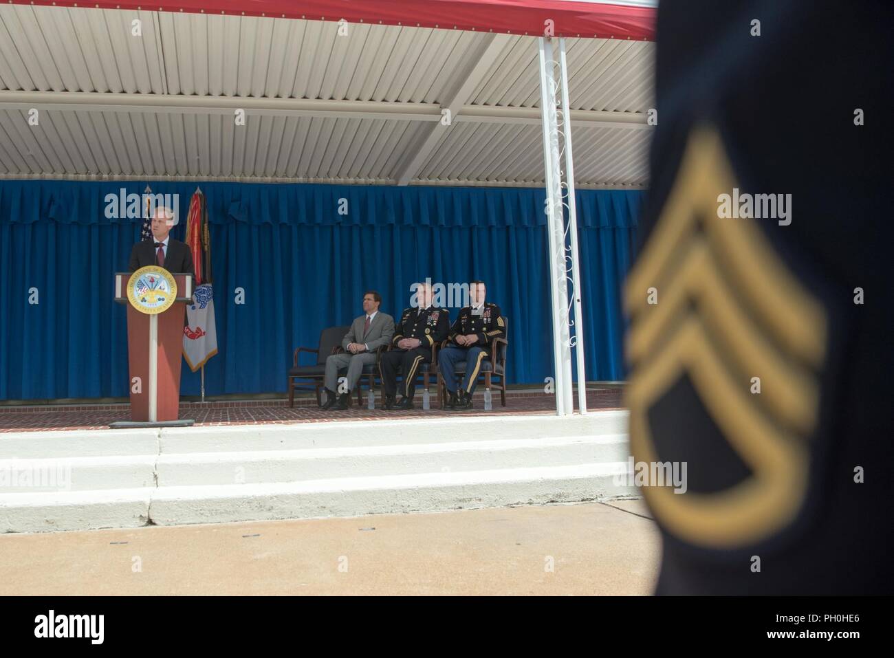 Pentagon courtyard hi-res stock photography and images - Alamy