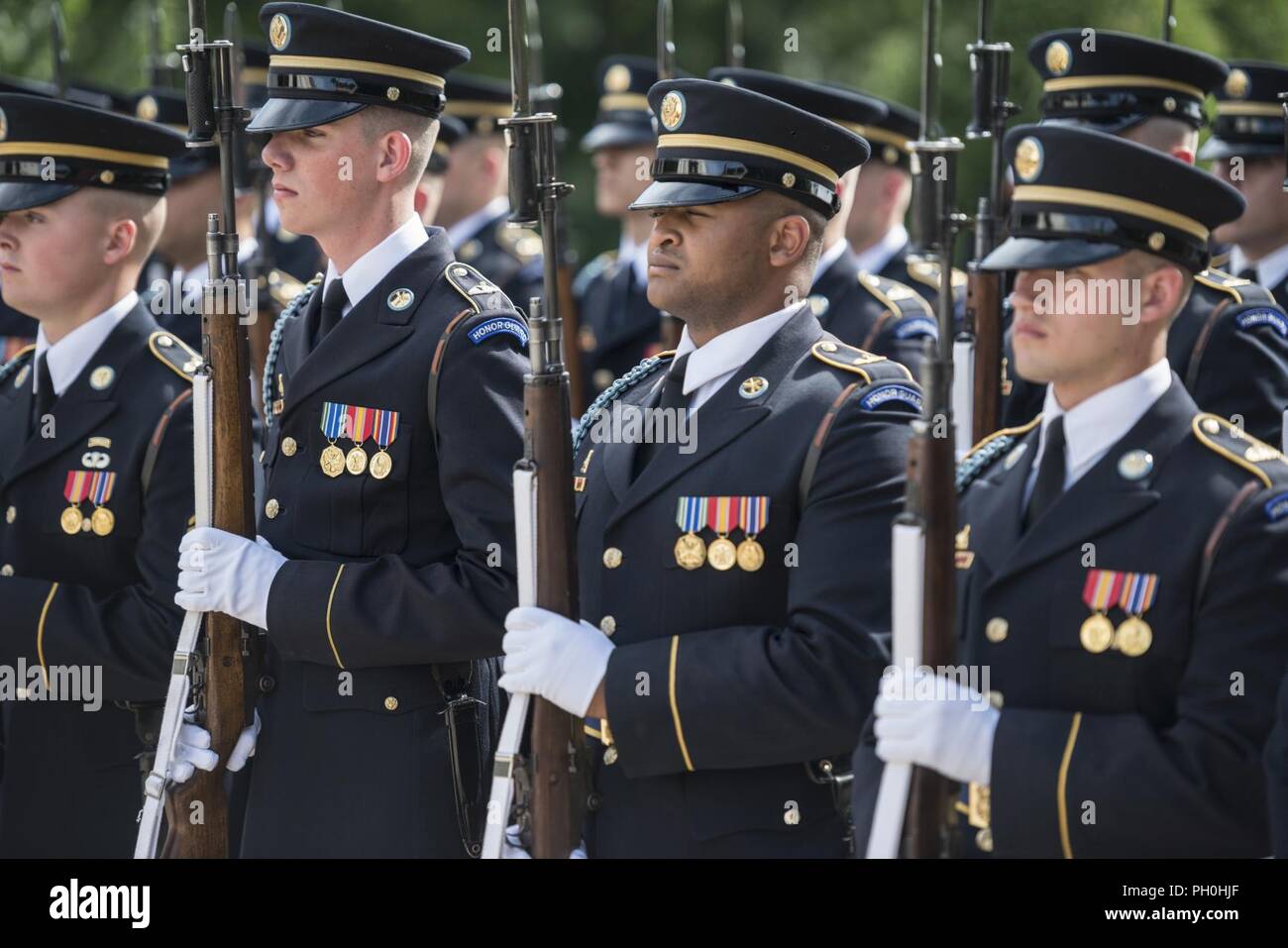 Soldiers from the U.S. Army Old Guard support an Army Full Honors ...