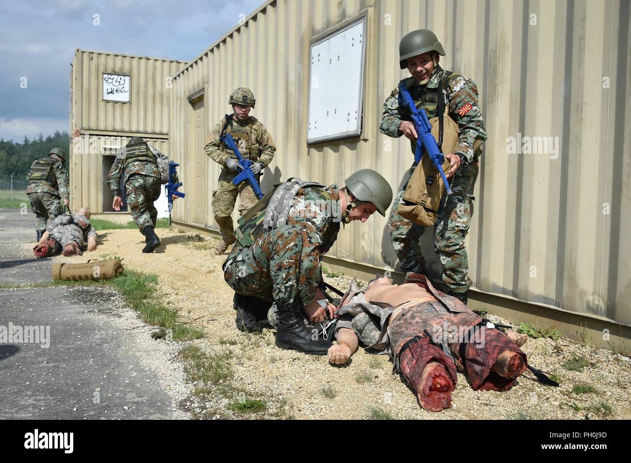 Macedonian and Danish soldiers train at the Medical Simulations ...