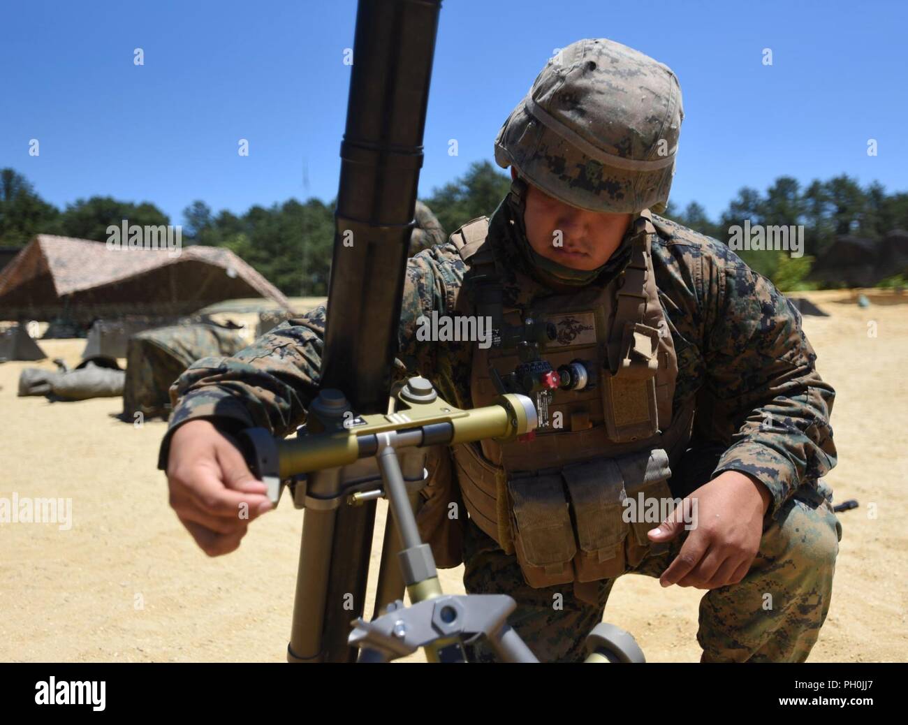 81mm mortar platoon hi-res stock photography and images - Alamy