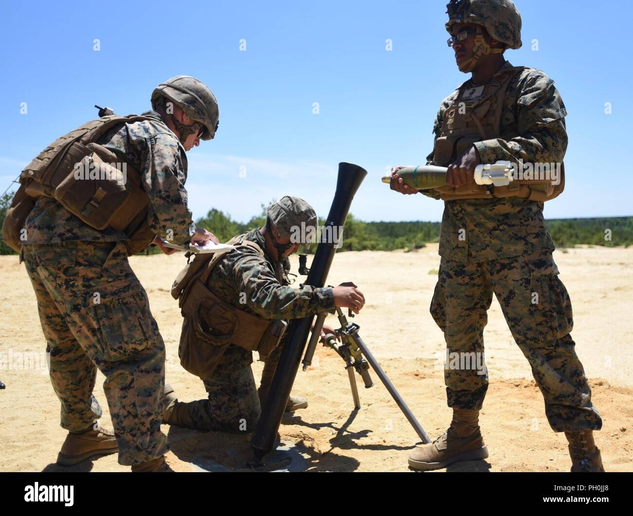 81mm mortar platoon hi-res stock photography and images - Alamy