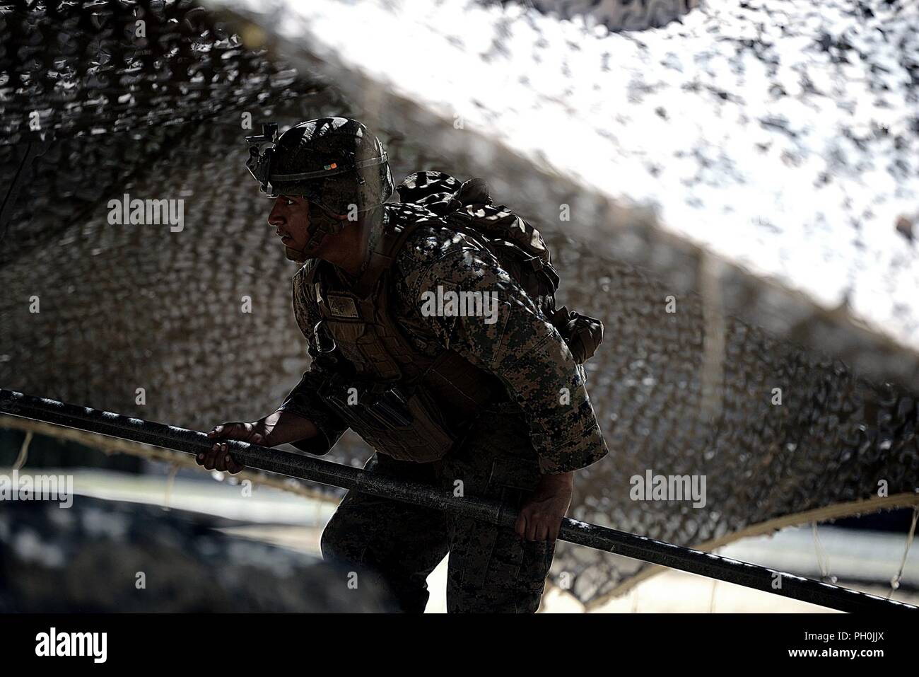 81mm mortar platoon hi-res stock photography and images - Alamy