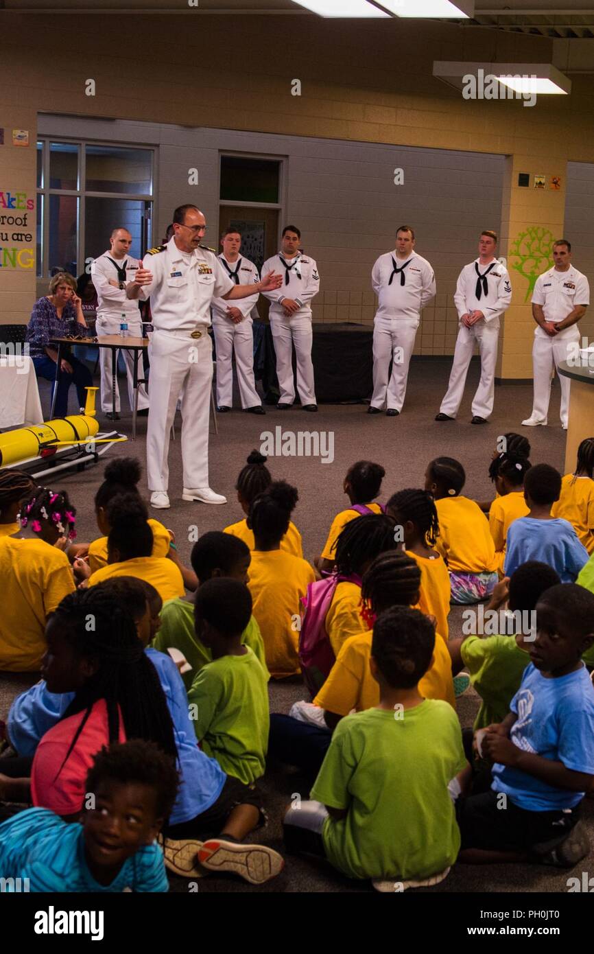 CHATTANOOGA, Tenn. (June 15, 2018) Cmdr. Paul Seitz, commanding officer ...