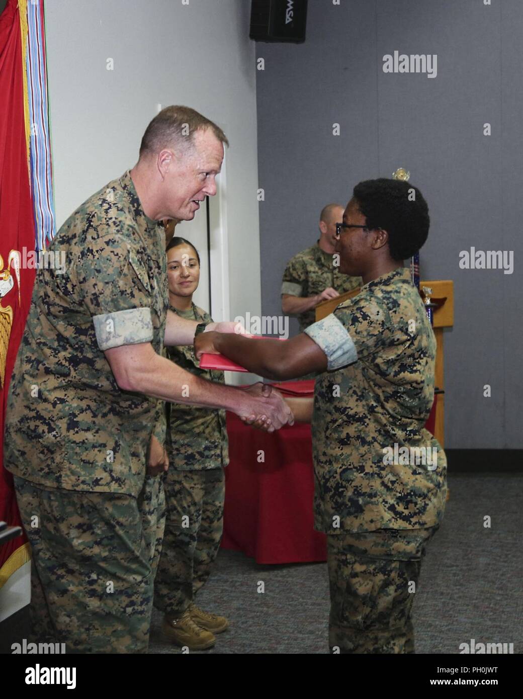 Commanding general 3d marine aircraft wing hi-res stock photography and ...