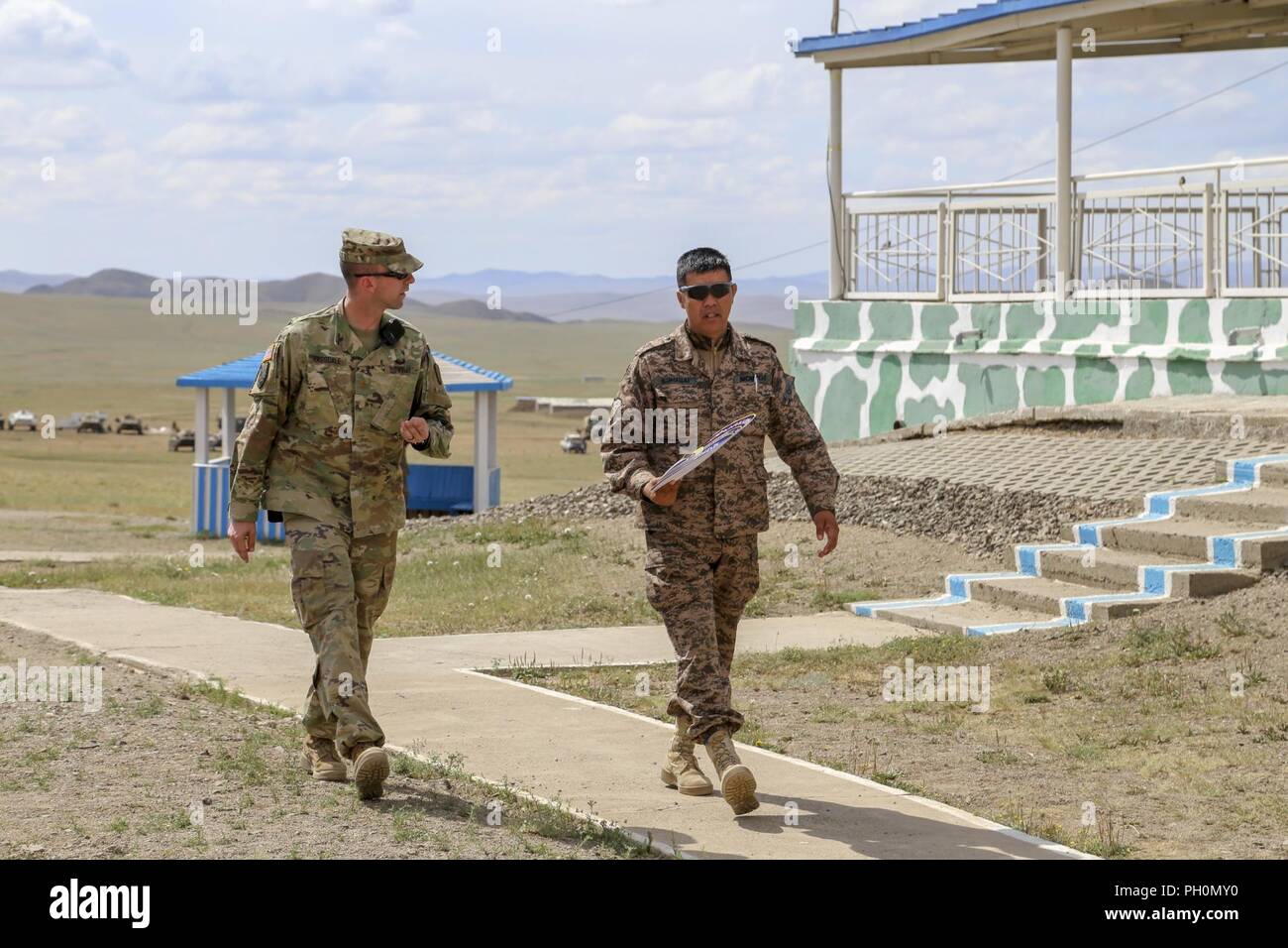 Us army officer discusses hi-res stock photography and images - Alamy