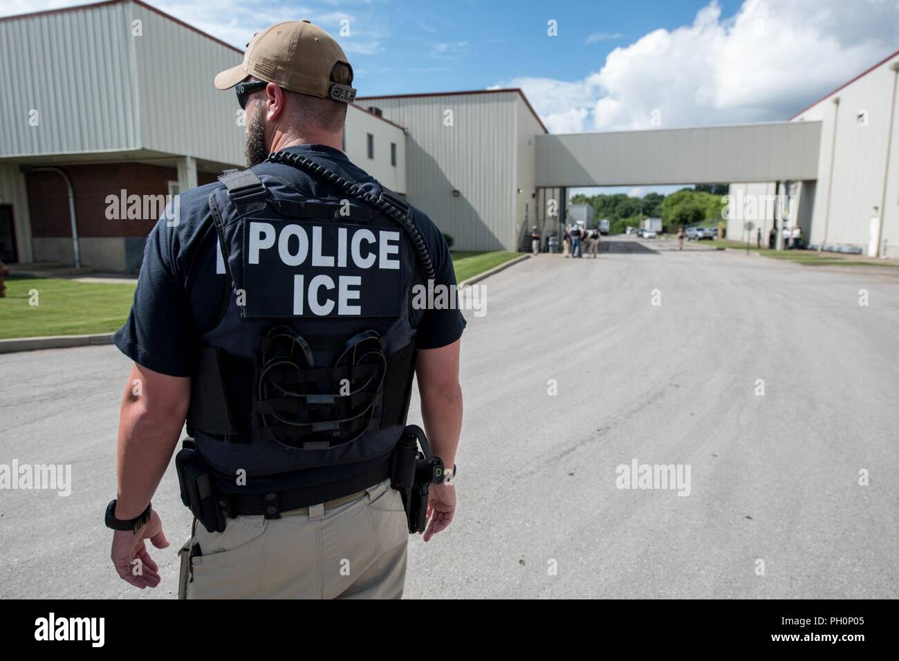 Homeland security investigatoins hi-res stock photography and images ...