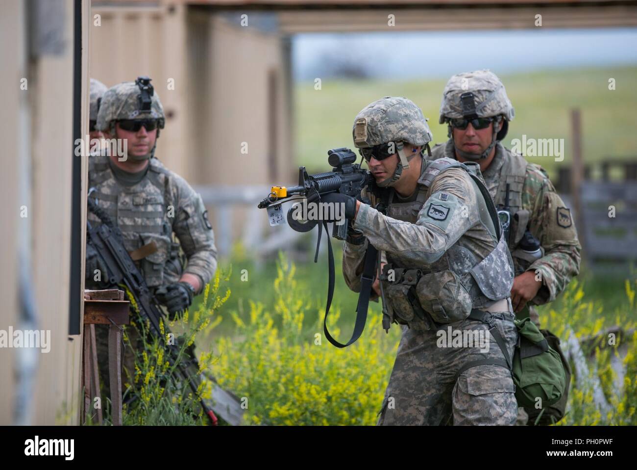 Soldiers with the 211th Engineer Company (Mobility and Augmentation ...