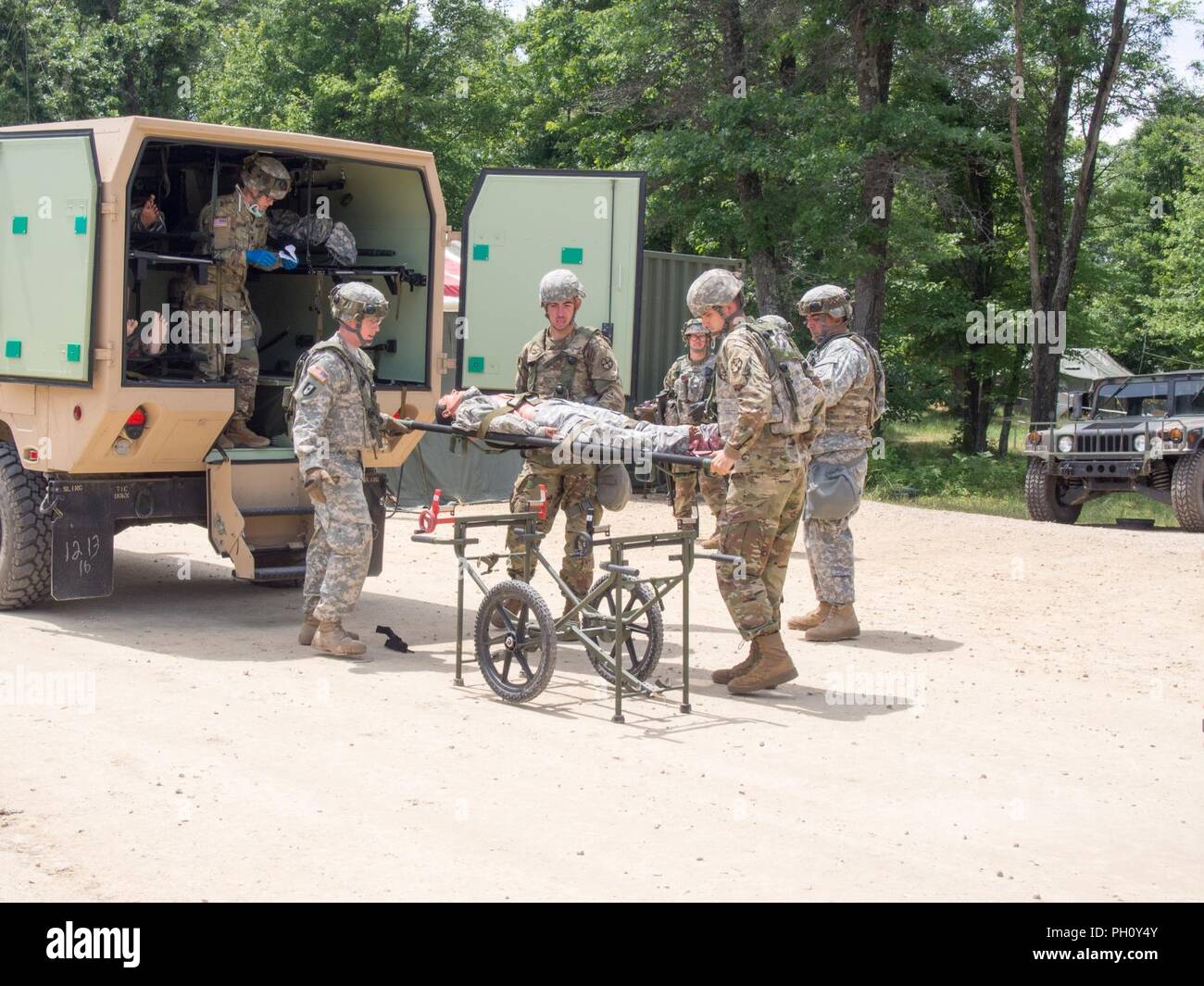 U.S. Army Reserve Soldiers with 865th Combat Support Hospital, based in ...