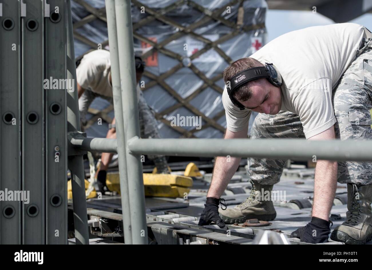 Tunner 60k aircraft cargo loader hi-res stock photography and images ...