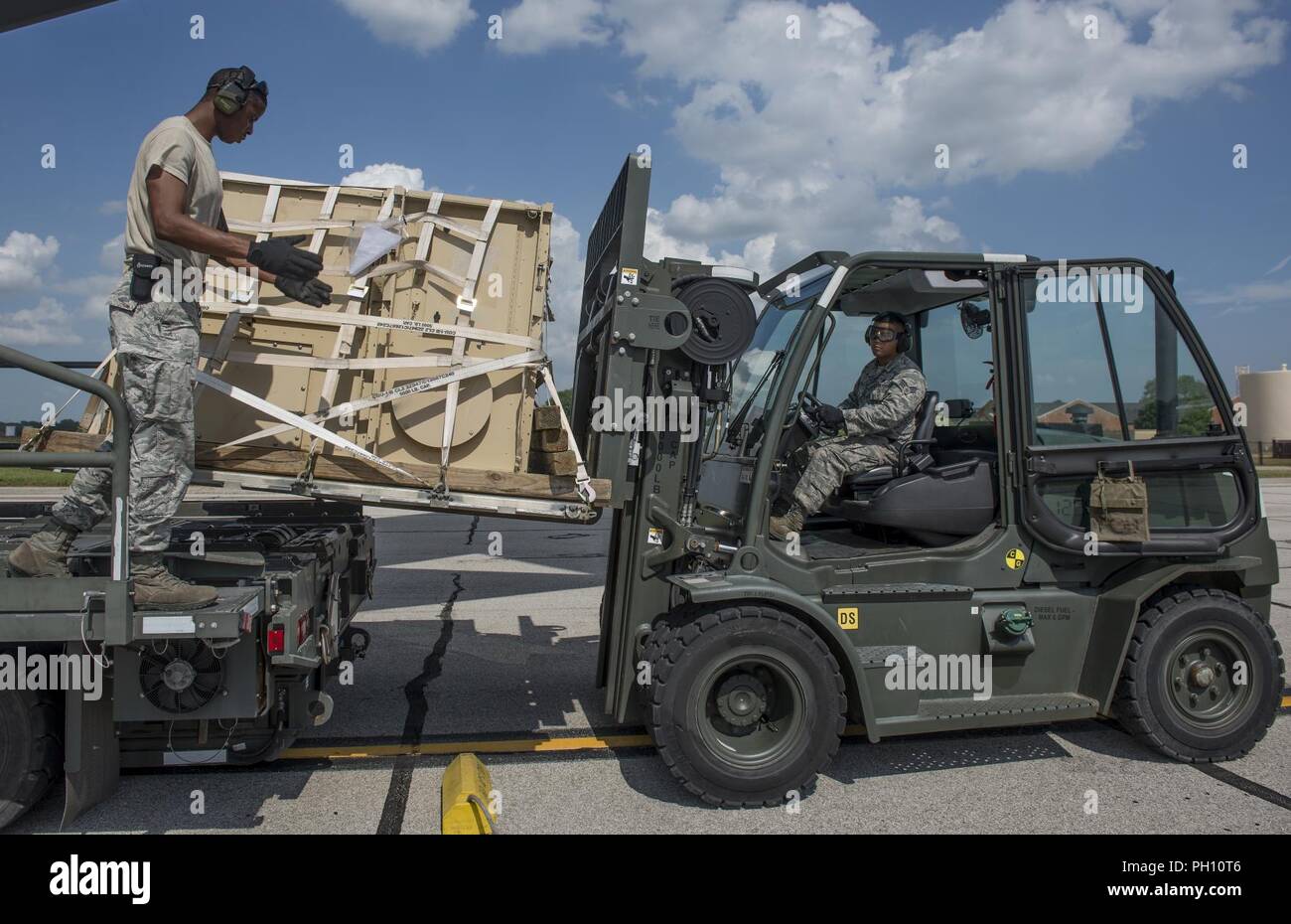 60k tunner aircraft loader hi-res stock photography and images - Alamy
