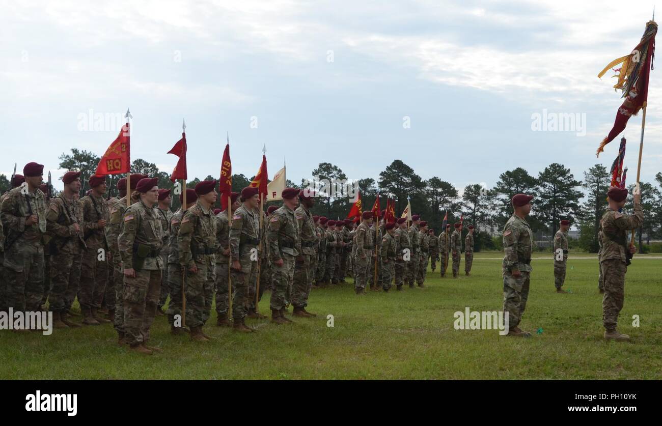 U.S. Army Paratroopers assigned to 82nd Airborne Division Artillery ...