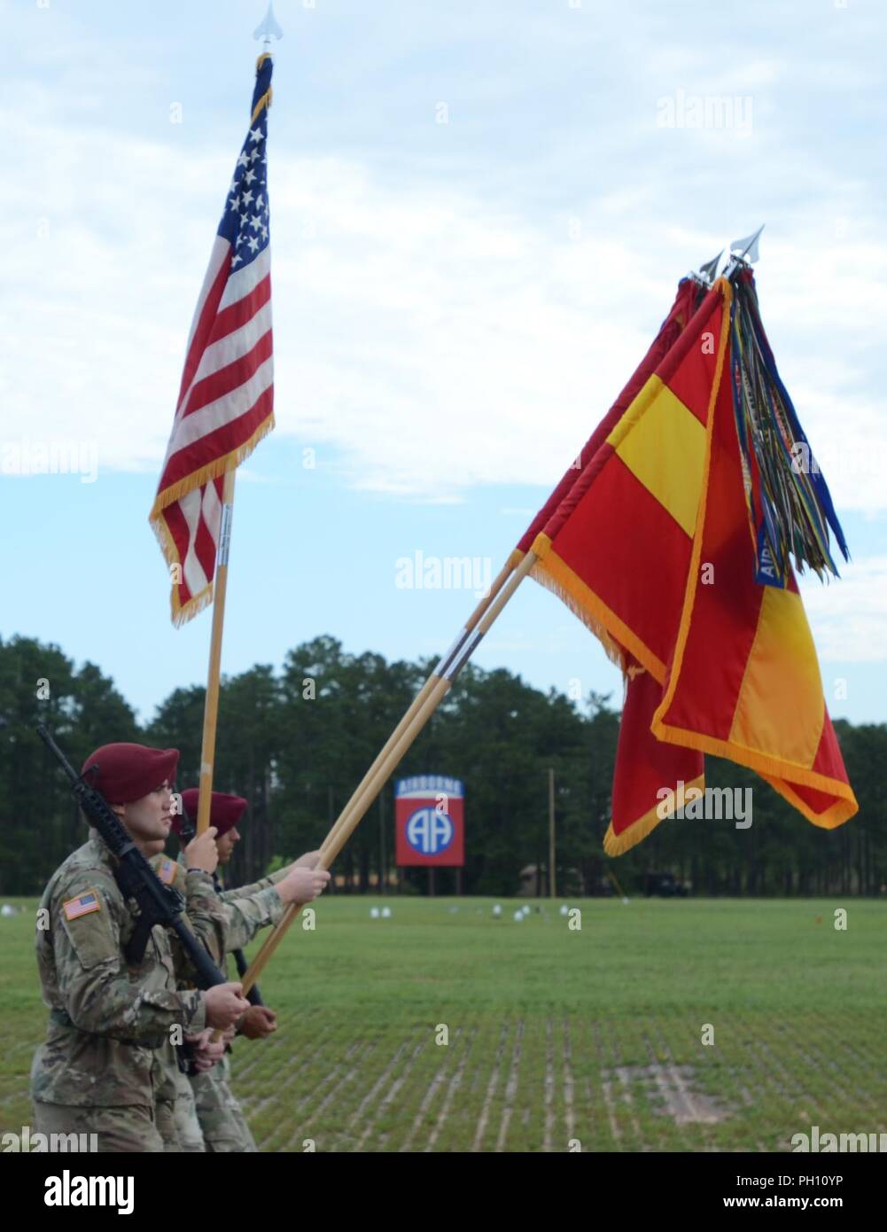 U.S. Army Paratroopers assigned to 82nd Airborne Division Artillery ...