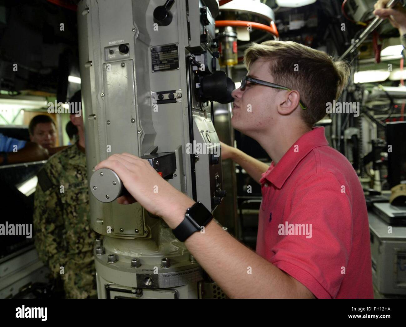 Periscope los angeles class submarine hi-res stock photography and ...