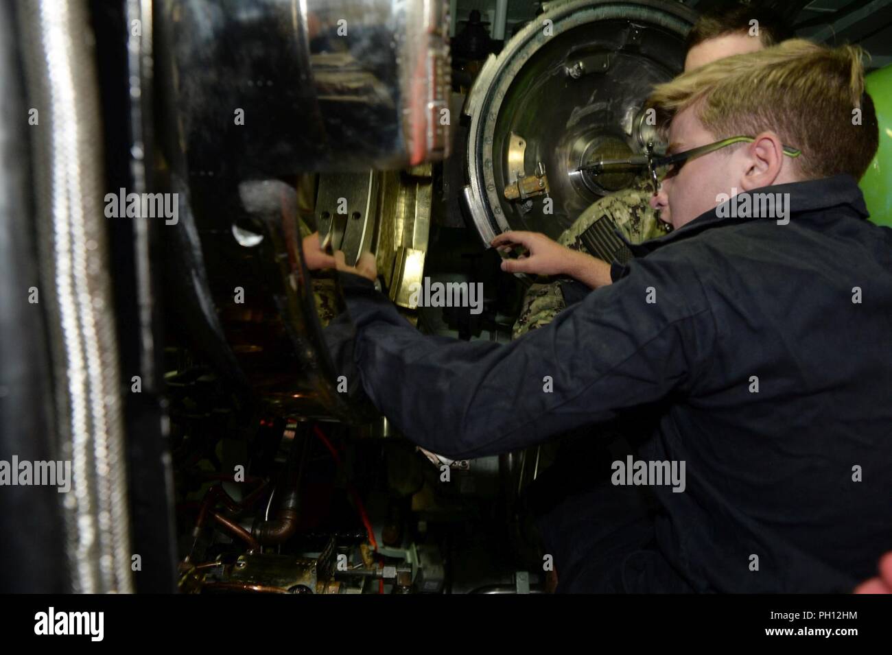 Uss grayson hi-res stock photography and images - Alamy