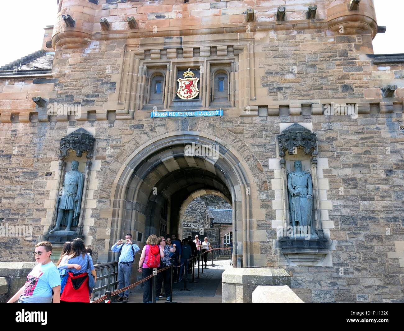 People visiting Edinburgh castle Stock Photo - Alamy