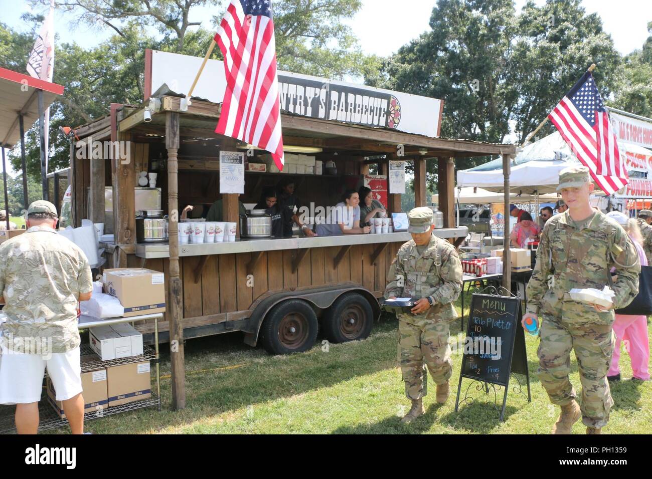 FORT BENNING, Ga. (June 26, 2018) – Soldiers stop for something to eat ...