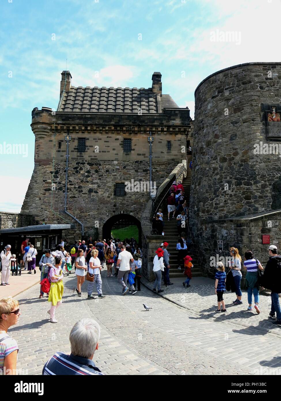 People visiting Edinburgh castle Stock Photo - Alamy
