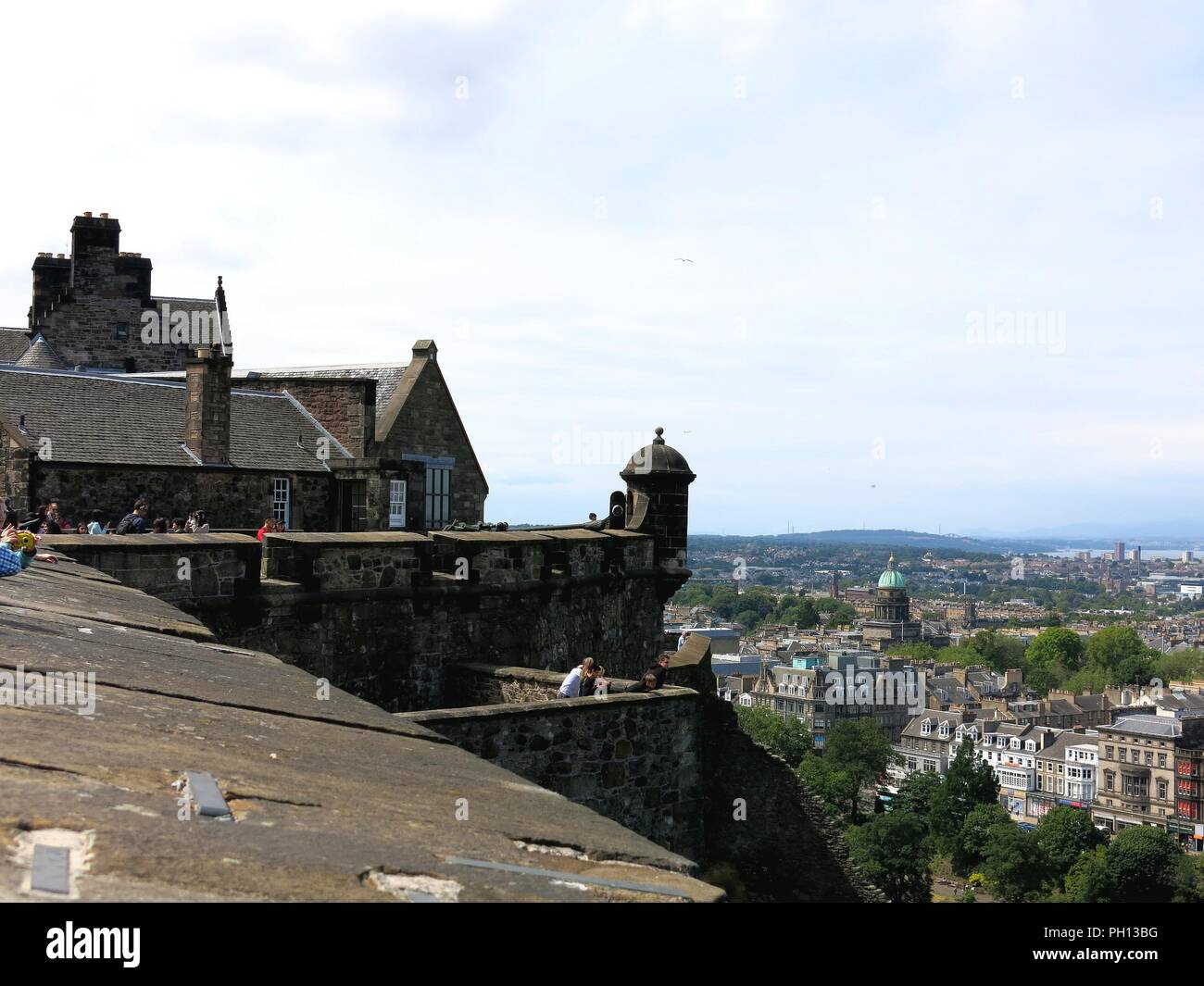 People visiting Edinburgh castle Stock Photo - Alamy