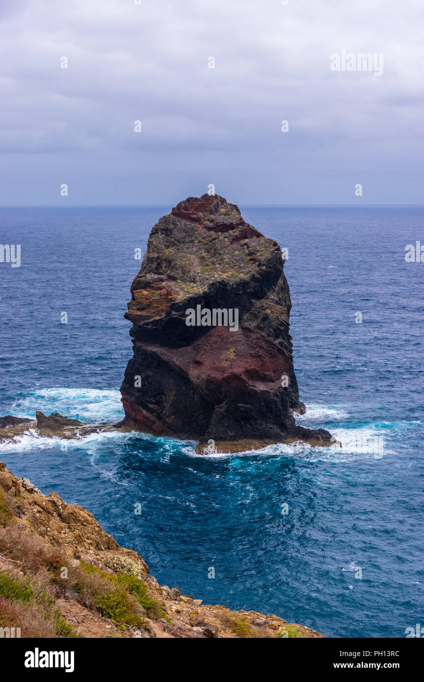 Single boulder in the atlantic ocean at the shore of the peninsula ...