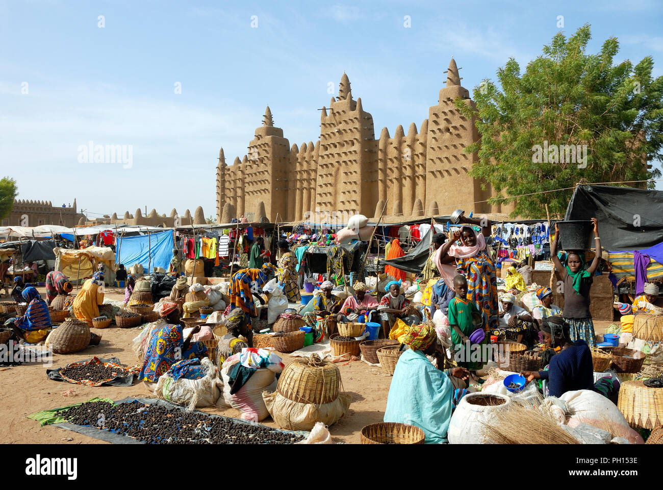 Weekly market day, Monday at Djenné, facing the Grand Mosquée (Great ...