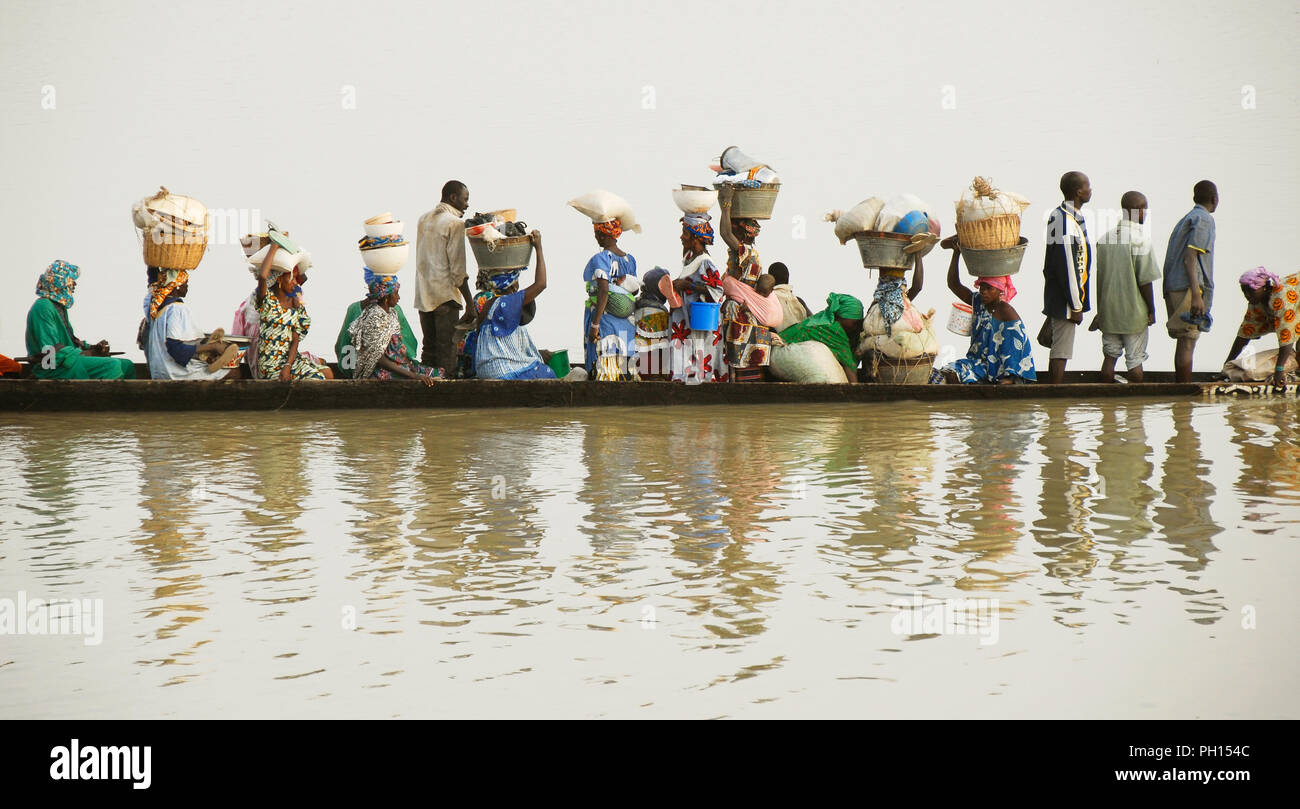 Bani river crossing on the weekly market day, Monday. Djenné, a Unesco ...