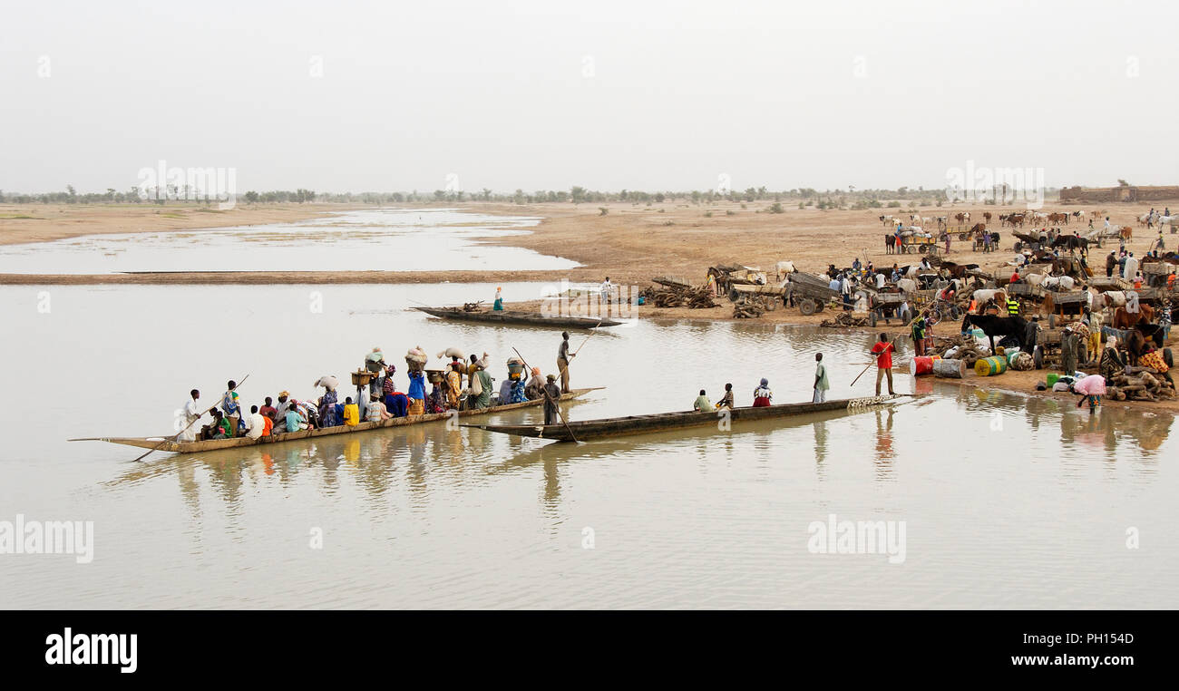 Bani river crossing on the weekly market day, Monday. Djenné, a Unesco ...