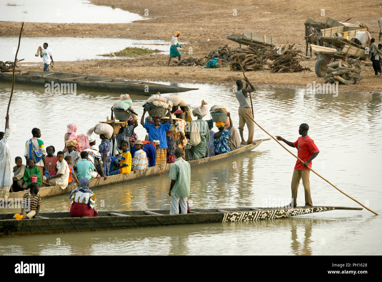 Bani river crossing on the weekly market day, Monday. Djenné, a Unesco ...