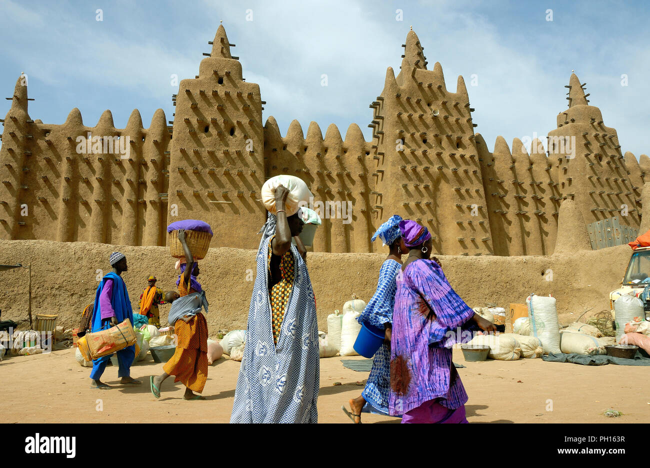 Weekly market day, Monday at Djenné, facing the Grand Mosquée (Great ...