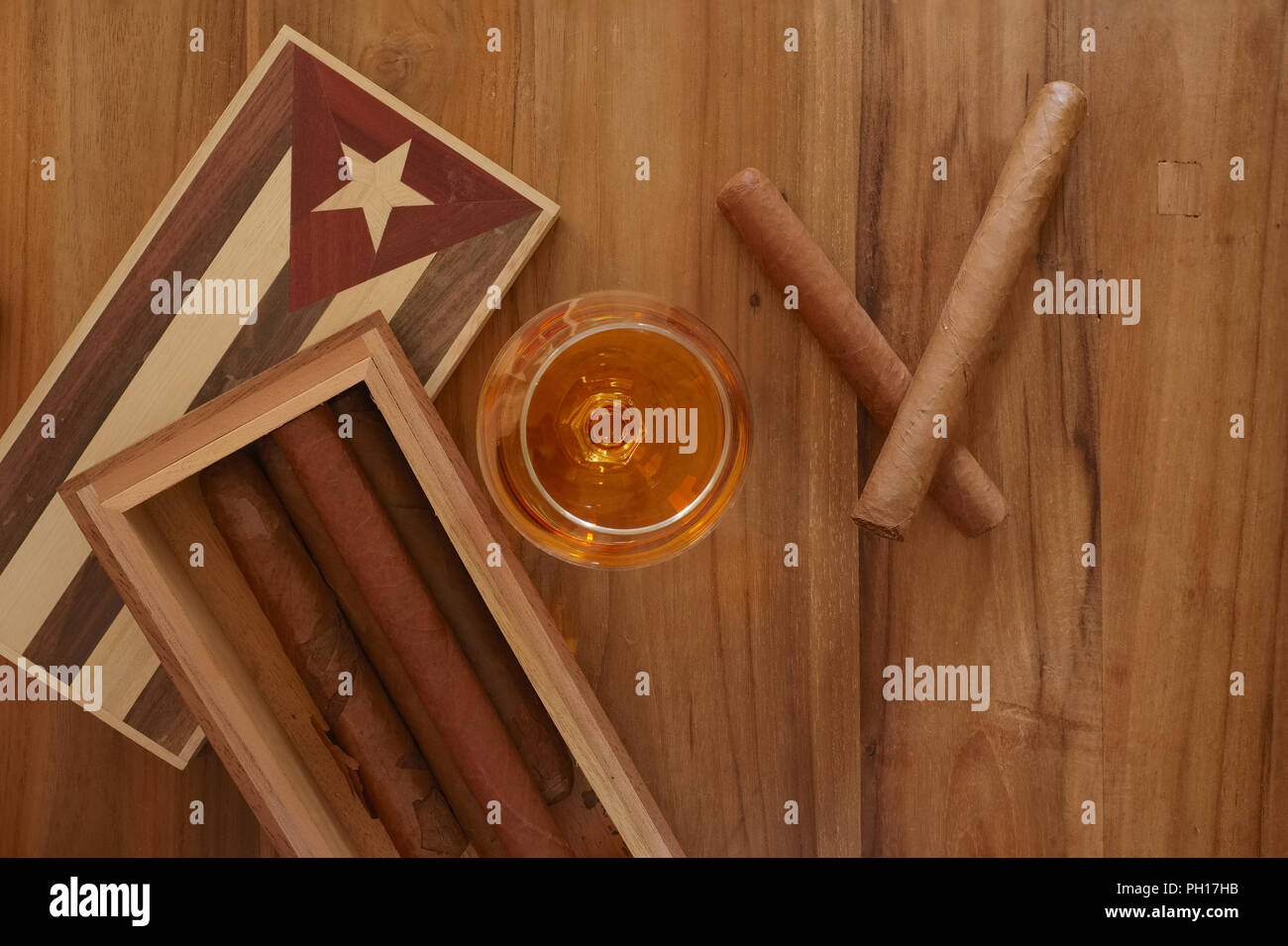 Studio scene of Cuban cigars, vintage cigar box and rum Stock Photo - Alamy