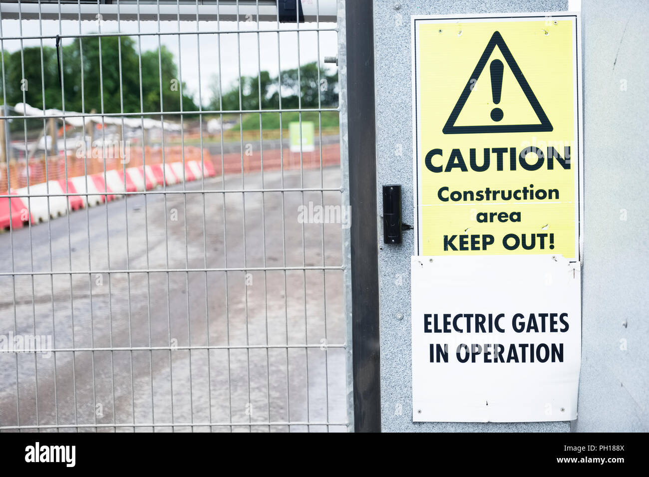 Electric gates in operation at construction site entrance sign Stock ...