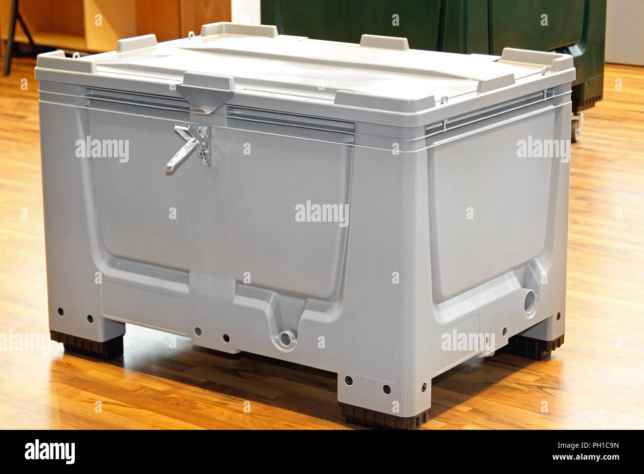Insulated plastic box pallet for cargo transport Stock Photo - Alamy