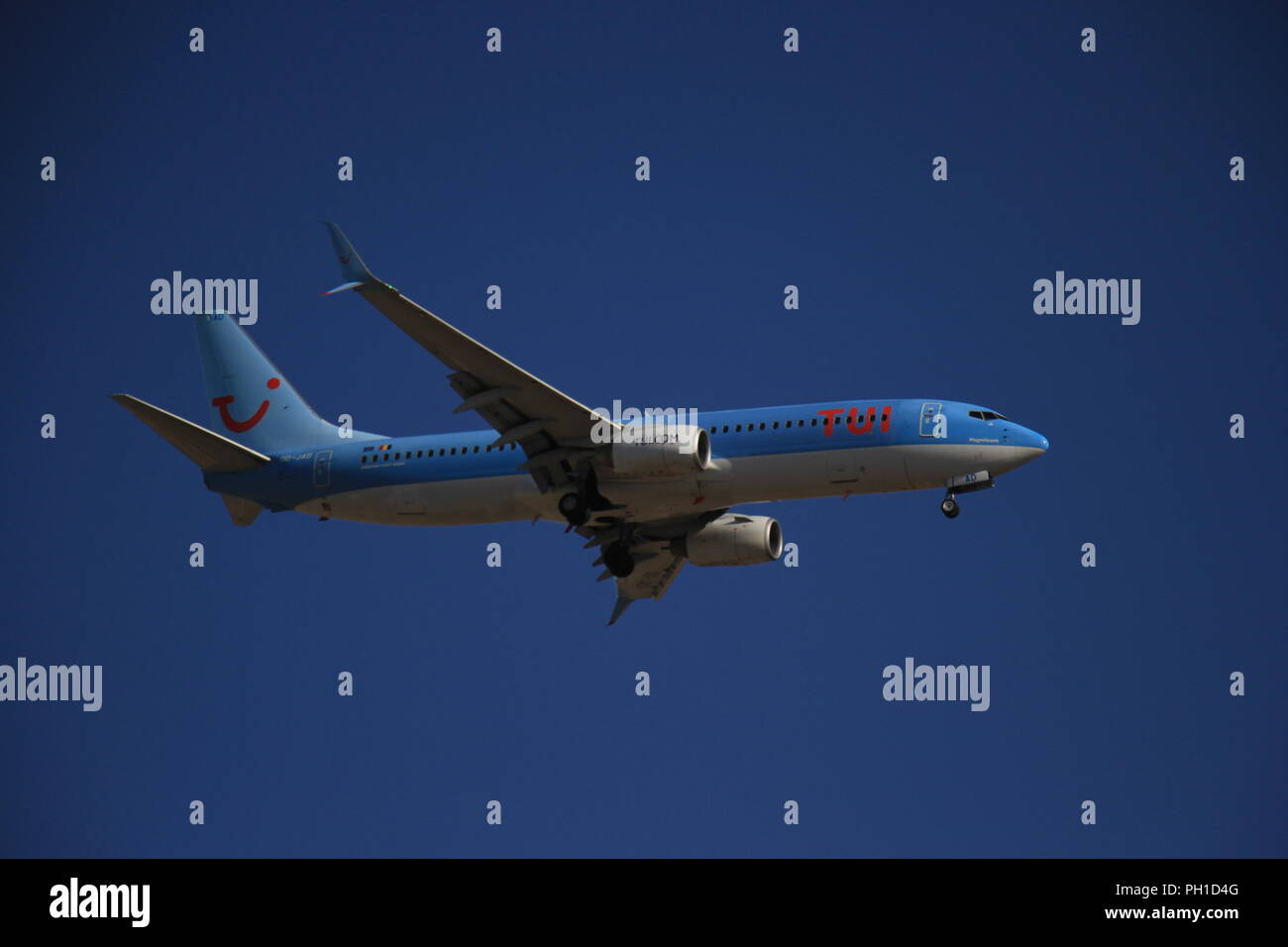 Thomson flights landing hi-res stock photography and images - Alamy
