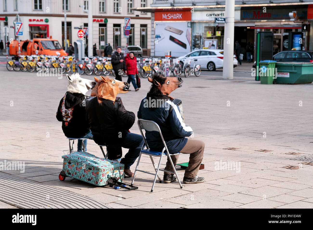 Vienna austria street musicians hi-res stock photography and images - Alamy