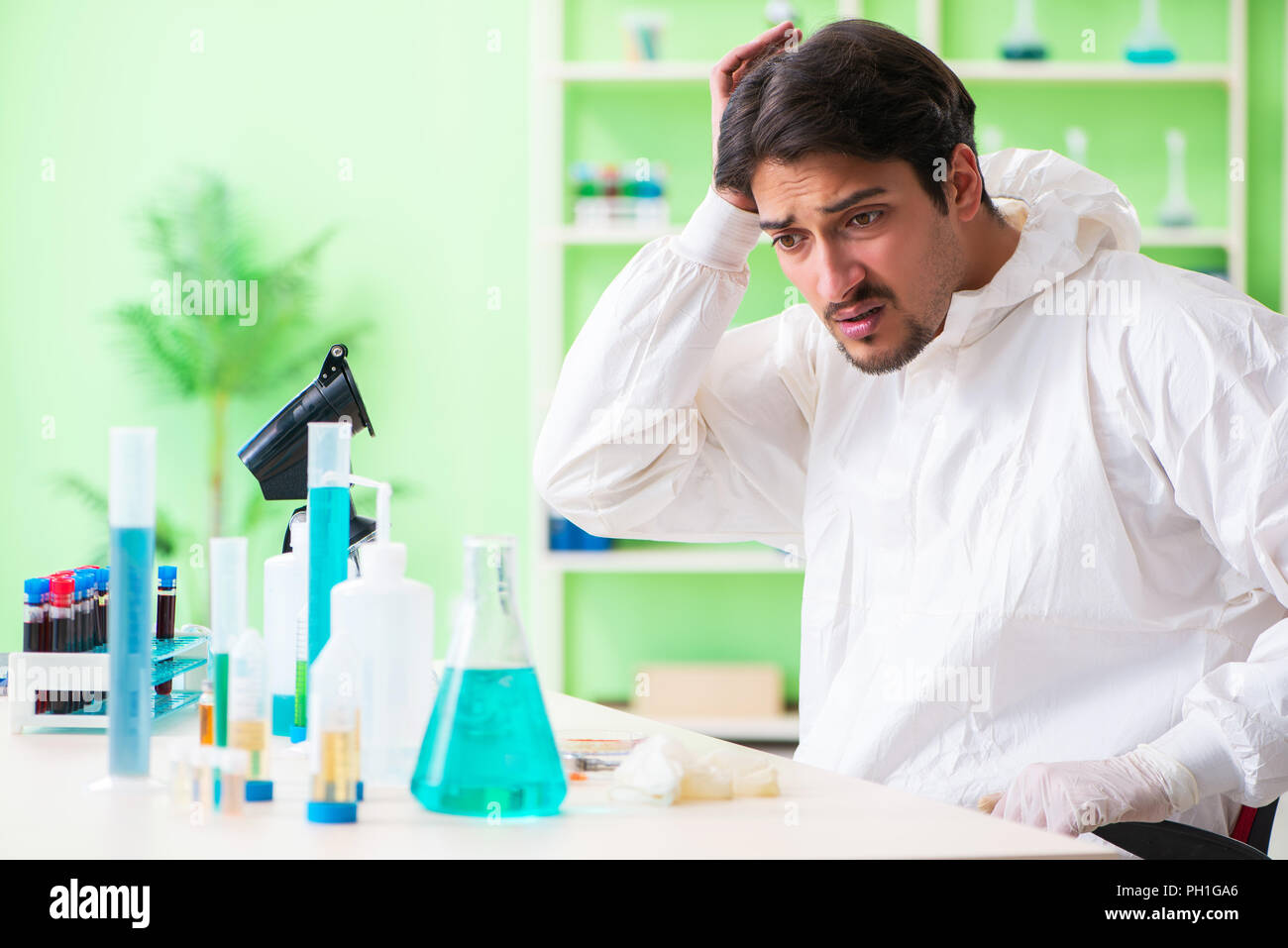 Chemist working in the lab on new experiment Stock Photo - Alamy
