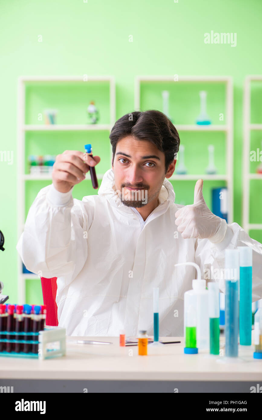 Chemist working in the lab on new experiment Stock Photo - Alamy