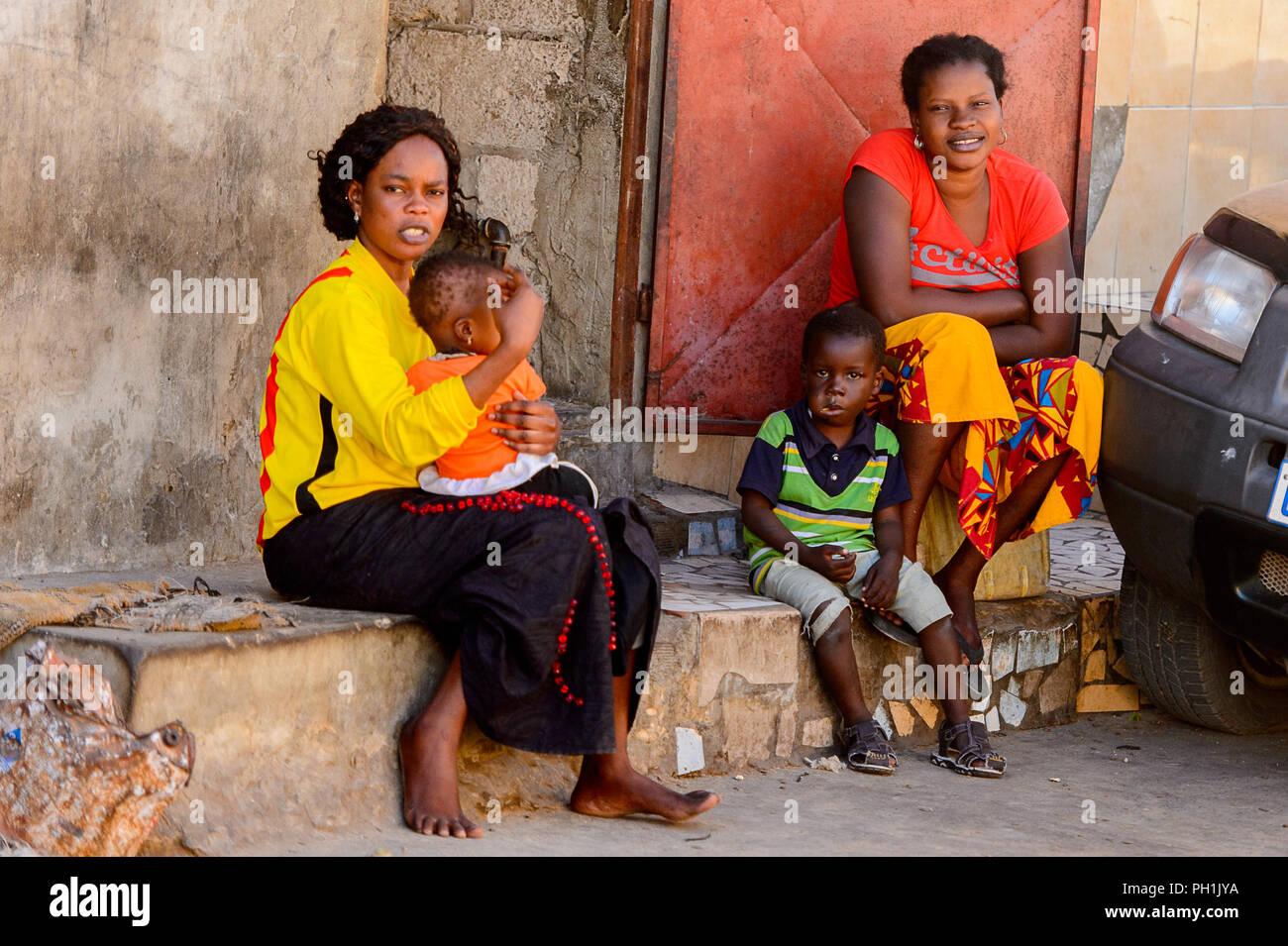 Children on the street senegal hi-res stock photography and images - Alamy