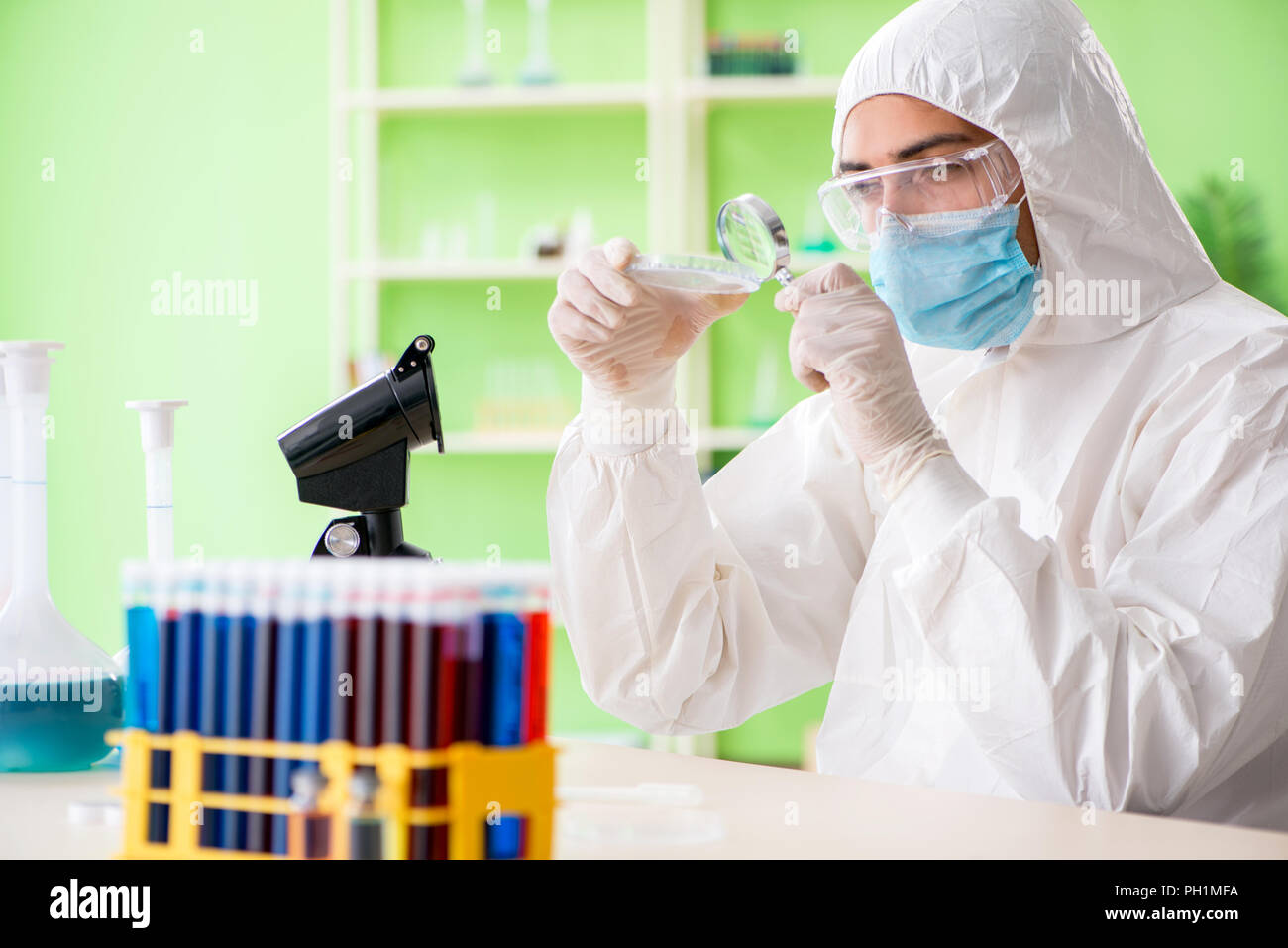Chemist working in the lab on new experiment Stock Photo - Alamy
