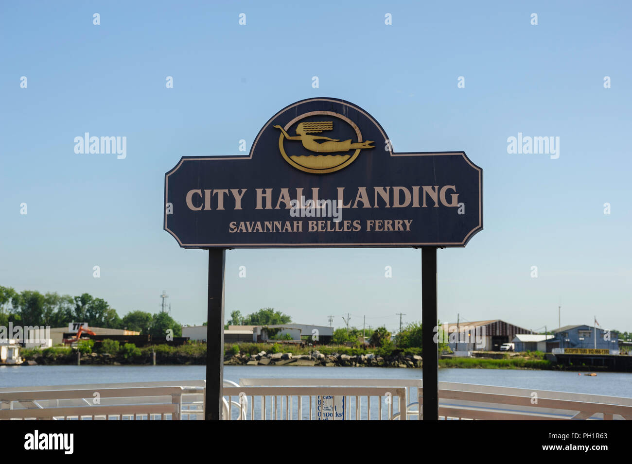 City Hall Landing - Savannah Belles Ferry Stock Photo - Alamy