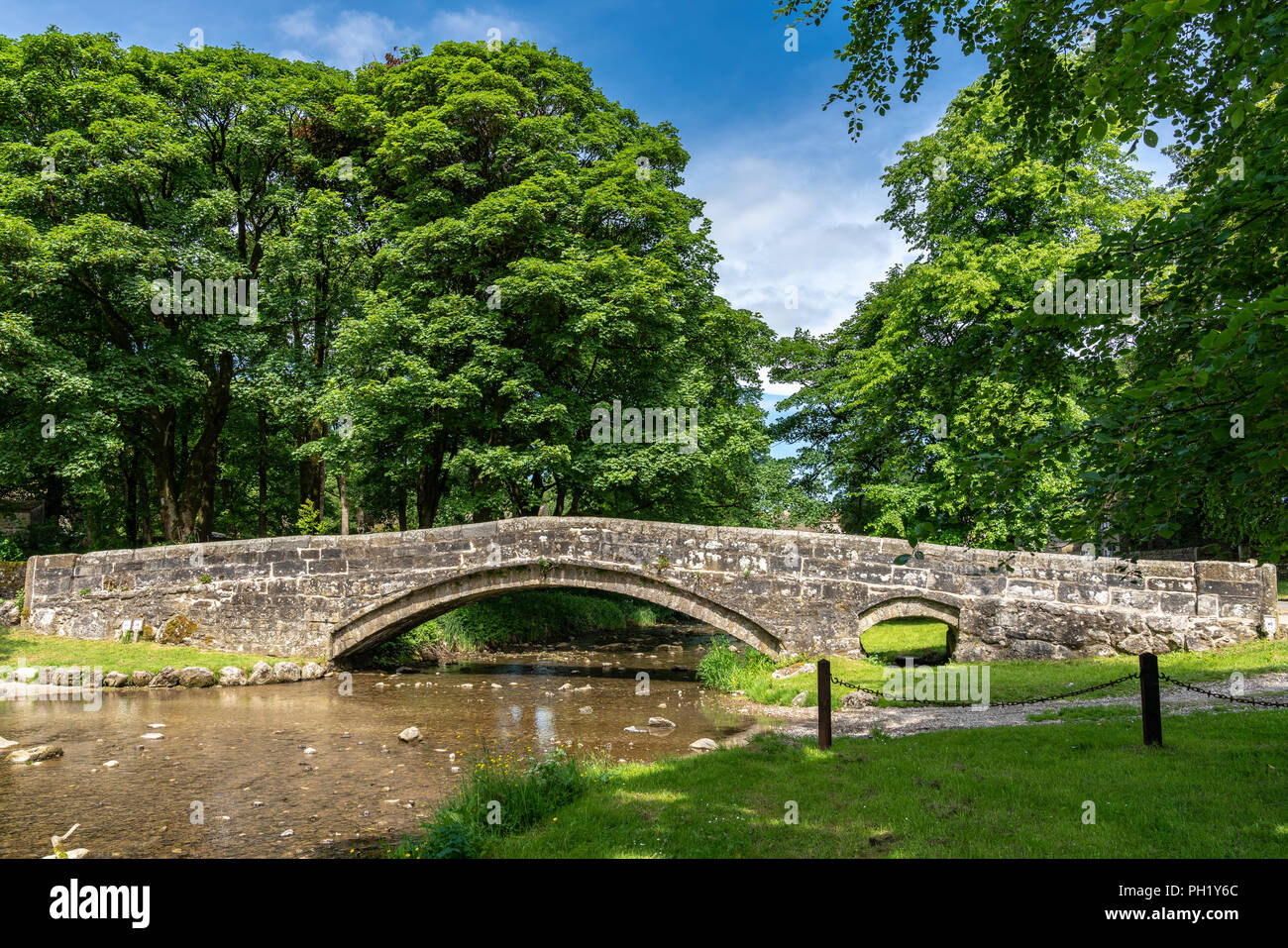Stone bridge over the Linton Beck, North Yorkshire, England, UK Stock ...