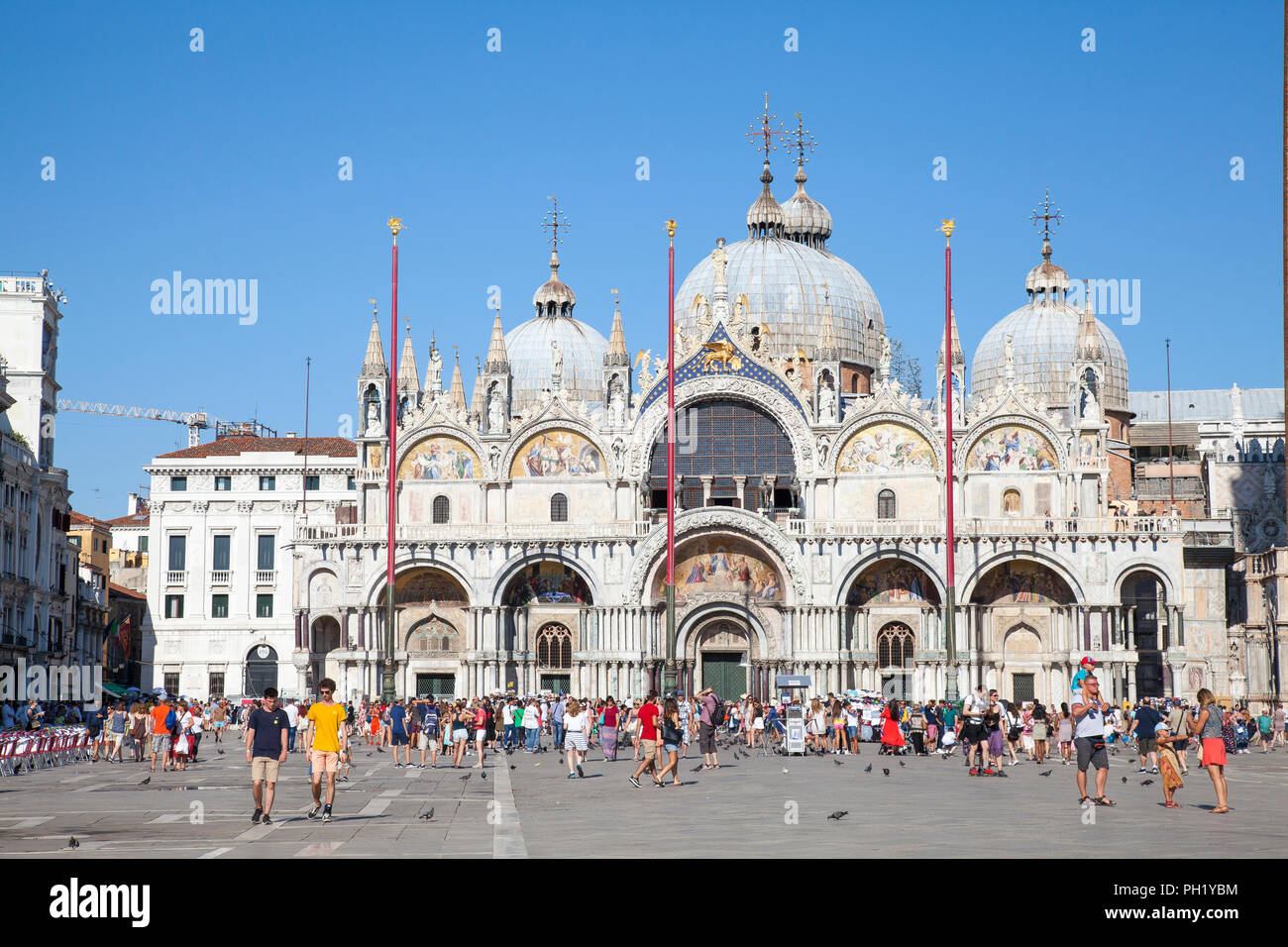 Tourists viewng Basilica San Marco (ST Marks Cathedral), Piazza San ...
