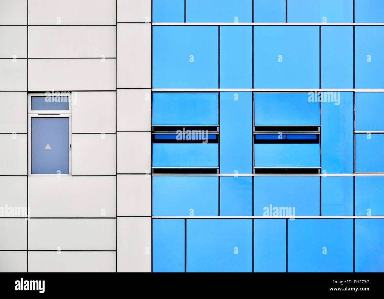 Office building windows texture hi-res stock photography and images - Alamy