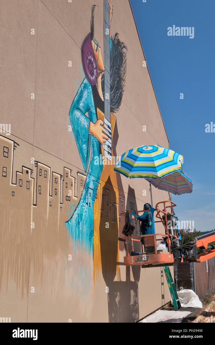 Eugene, Oregon, USA. 29th August, 2018. Afghan mural artist Shamsia ...