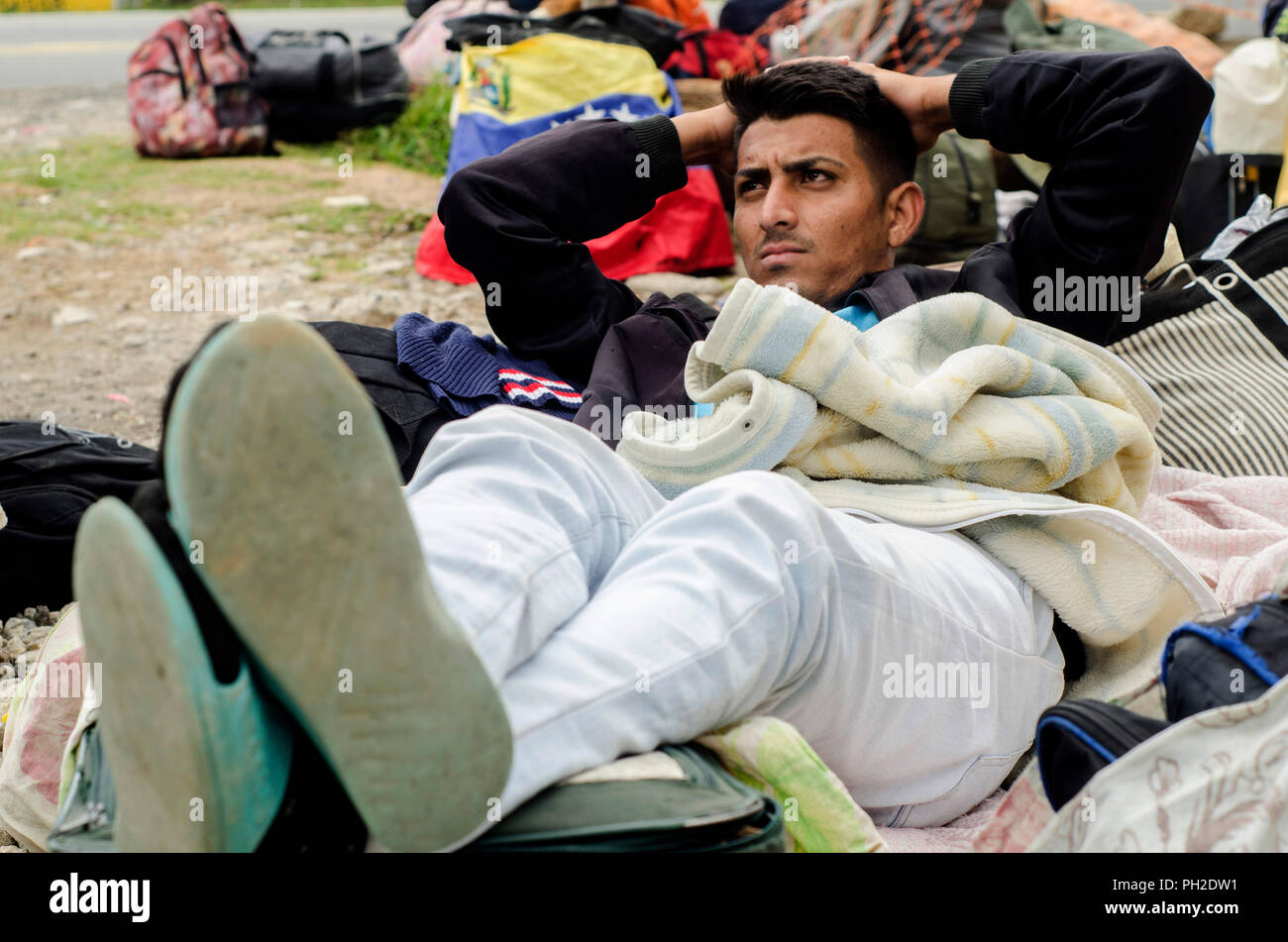 La Parada, Colombia. 28th Aug, 2018. A Venezuelan rests at the edge of ...