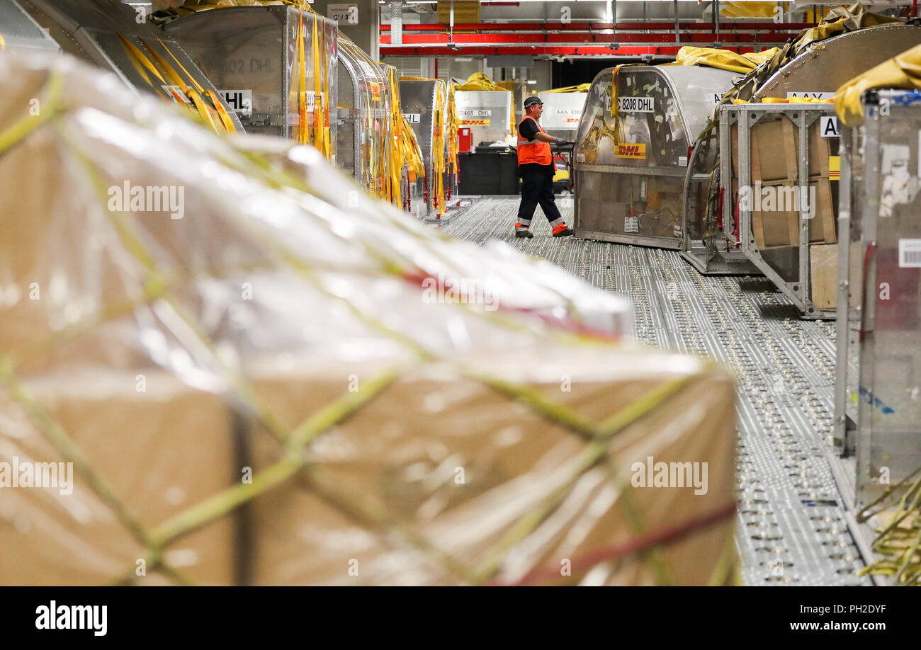 Dhl Employee Stock Photos & Dhl Employee Stock Images - Alamy