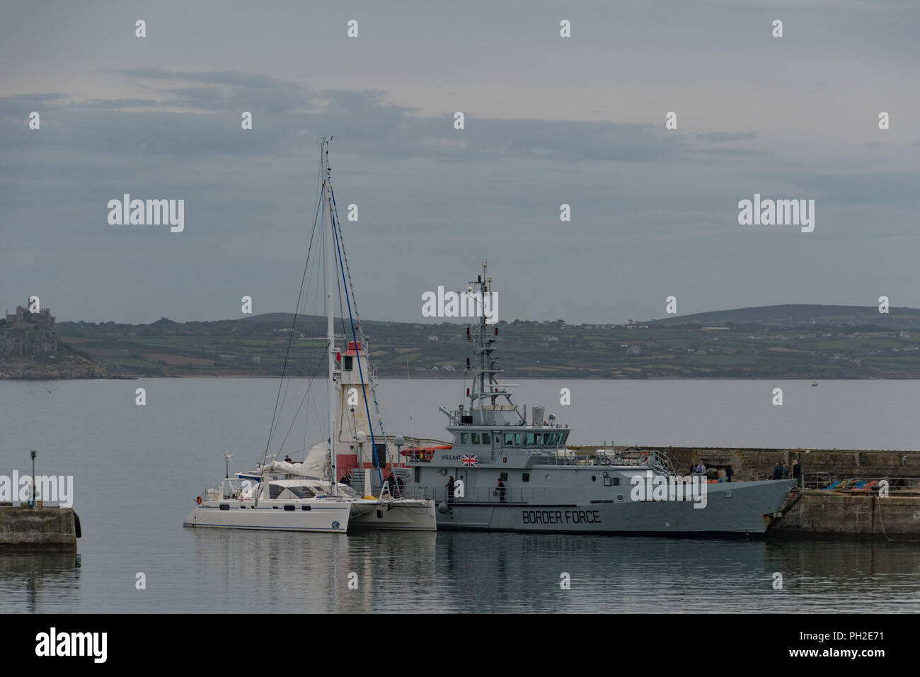 Uk border force officers hi-res stock photography and images - Alamy